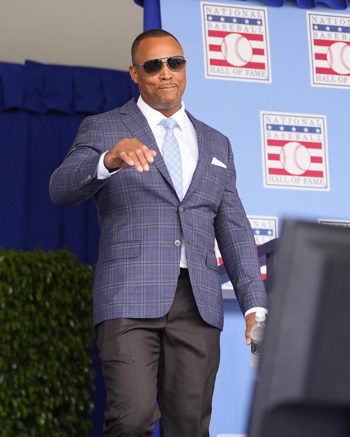 Texas Rangers unveil statue immortalizing Hall of Famer Adrian Beltré