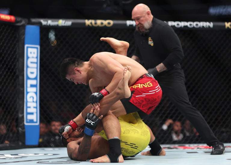 Johnny Walker vs. Zhang Mingyang prediction: 'Mountain Tiger' taming ...