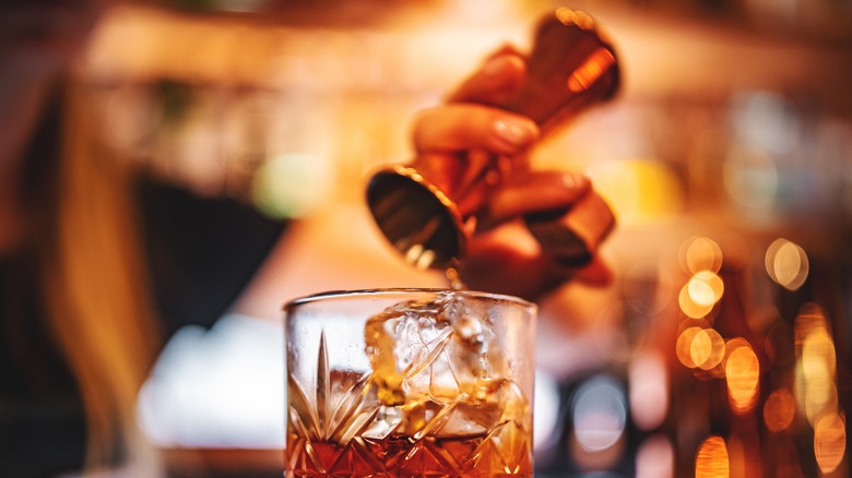 12 Cocktail Ordering Mistakes That Are Confusing Your Bartender