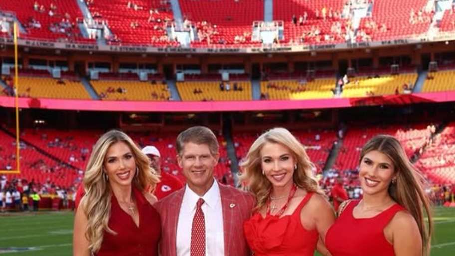 Gracie Hunt rocks all-red fit for Chiefs vs. Jaguars in selfie with mom ...