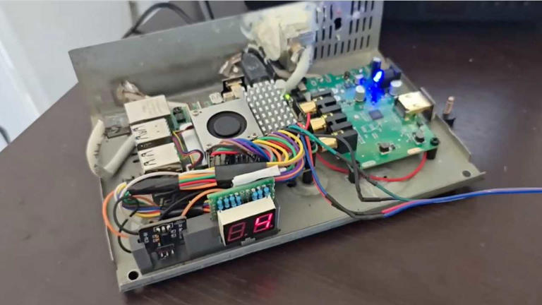 A Modder Recreated Live ‘90s Cable TV With a Raspberry Pi