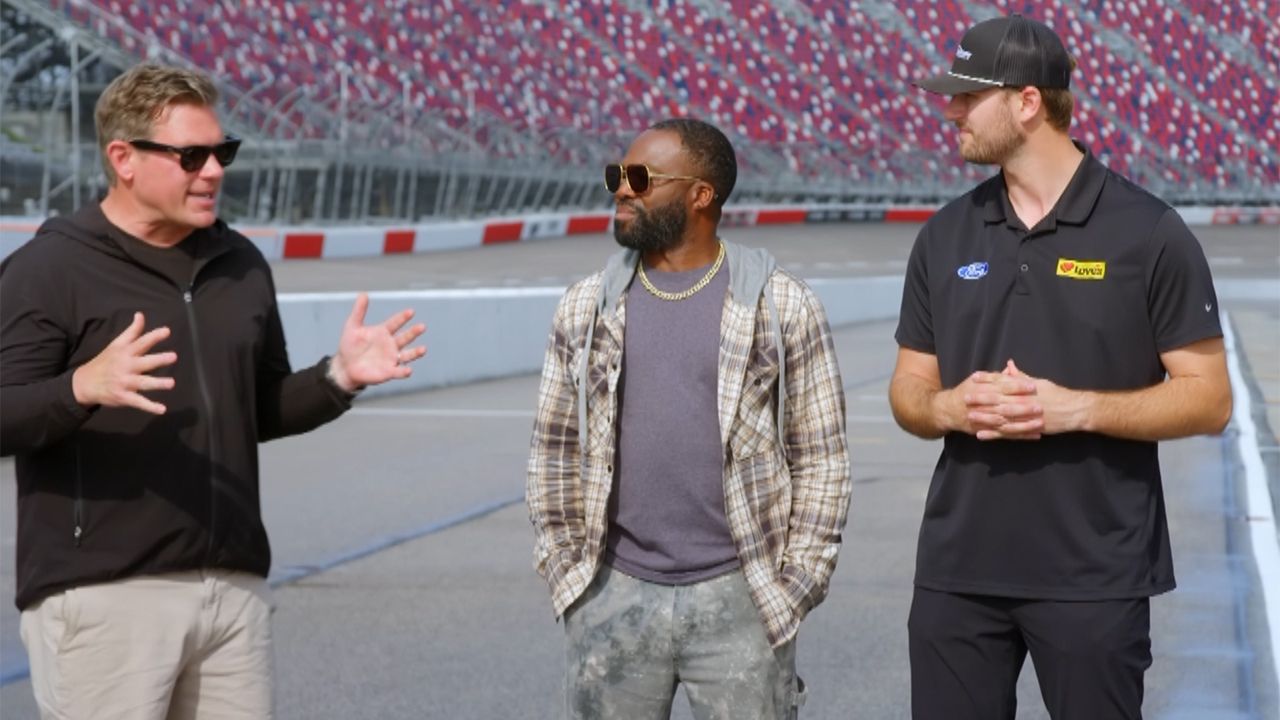 NASCAR's Mamba Smith & Todd Gilliland Oversee The Great Food Truck Race ...
