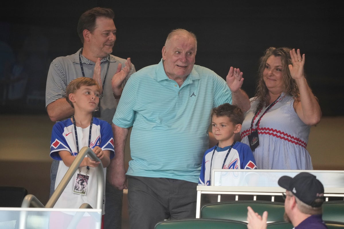 Bobby Cox es ovacionado en Atlanta durante la celebración del 30 ...