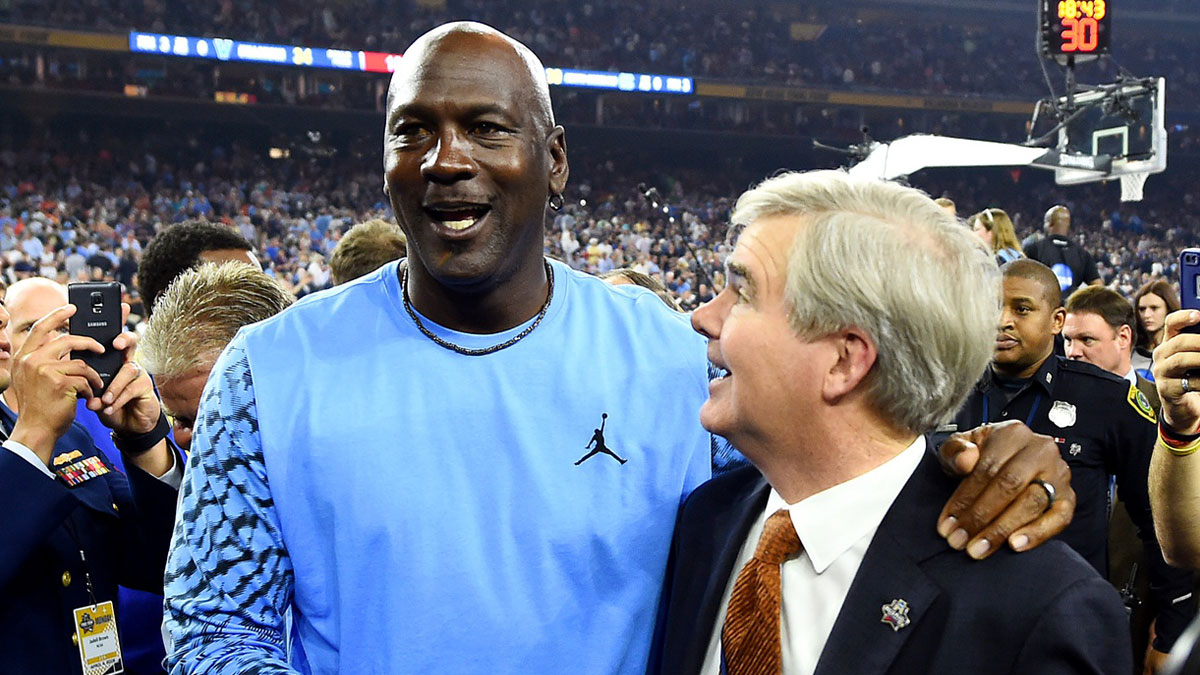 Lawrence Taylor recalls Michael Jordan foul baiting during North ...