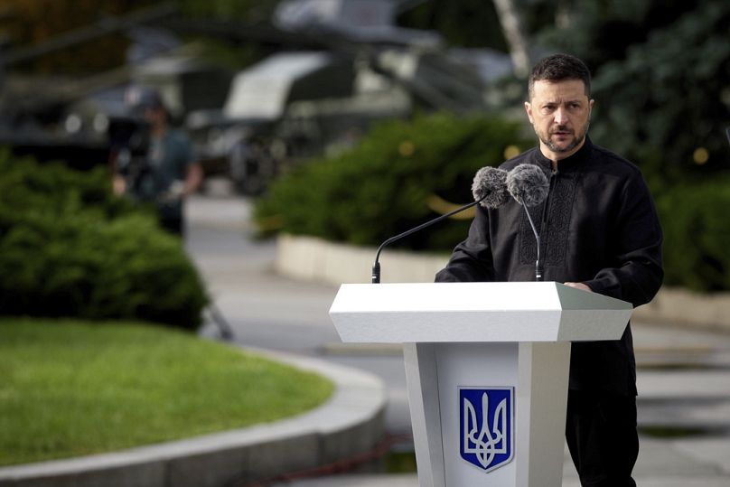 Zelenski celebra el Día de la Bandera Nacional mientras Rusia sigue ...