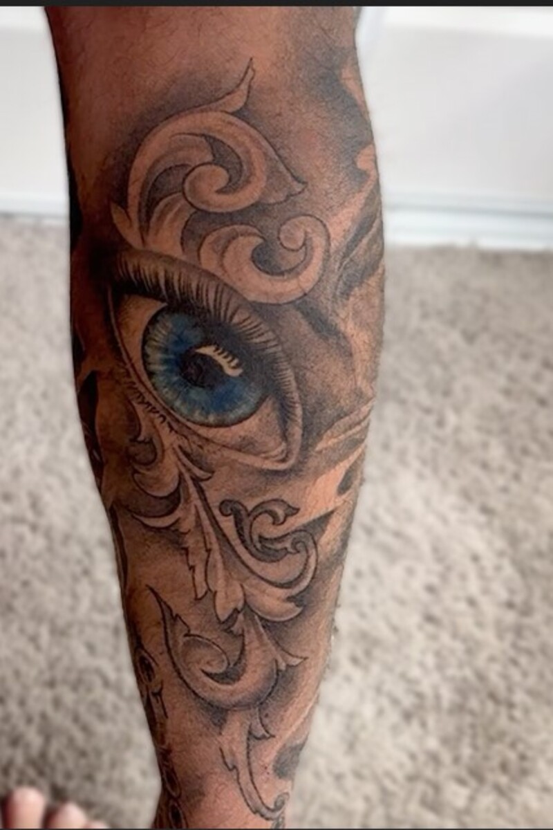 Maior número de globos oculares tatuados no corpo - 100 em Chadwyck Minson