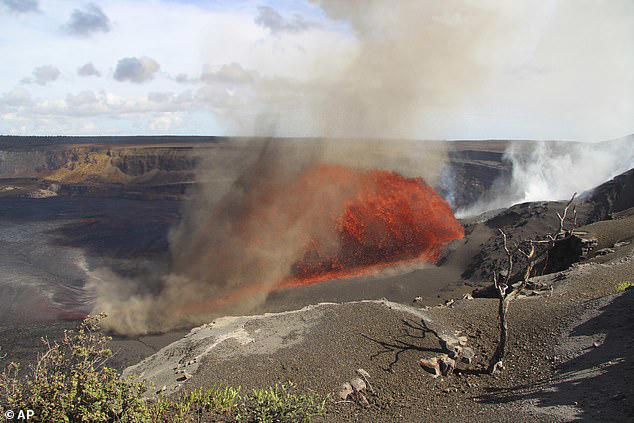 Dramatic moment Hawaii's Kilauea volcano shoots lava into the sky in ...