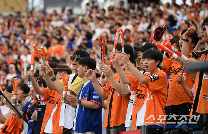 '역대 최소·최초' KBO 1000만 관중 역사 새로 썼다…"역대 최다 관중 무난히 돌파할 것"