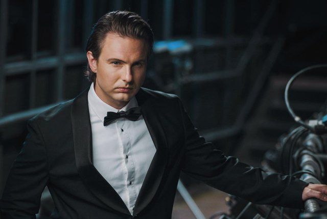 West End's Matt Blaker is Frank Farmer in PH staging of ‘The Bodyguard ...