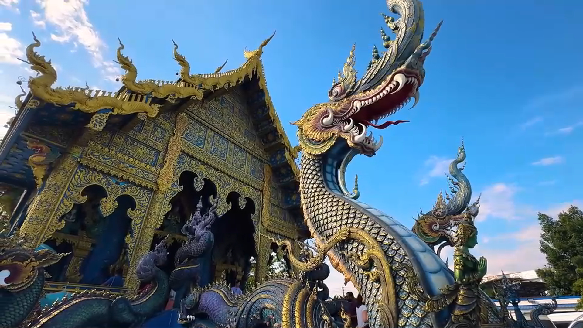 CHIANG RAI, Thailand - Visit Blue Temple (Wat Rong Suea Ten)