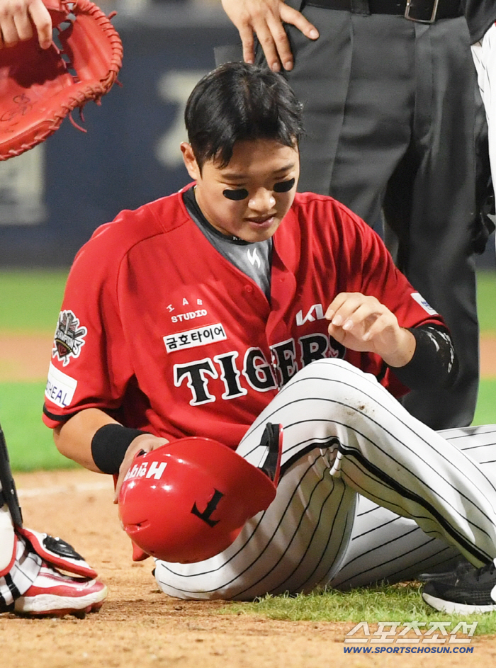 [포토] 154km 강속구에 맞은 KIA 오선우