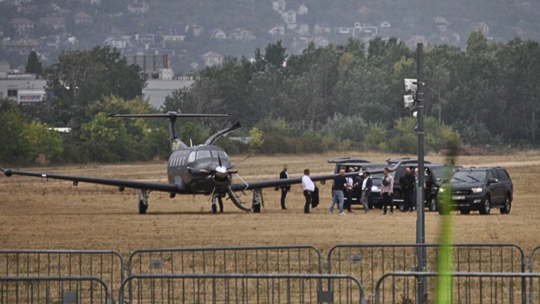 Átlátszó: Orbán Viktor egy, az Ungár–Schmidt család tulajdonában álló ...