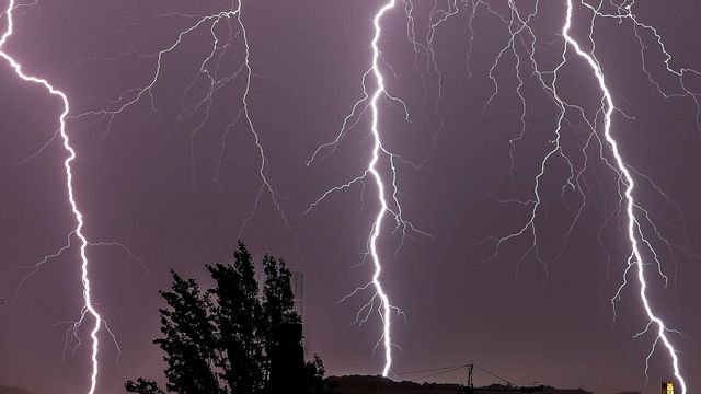 Casi 200 rayos iluminan la noche en Boimorto, Arzúa y Touro