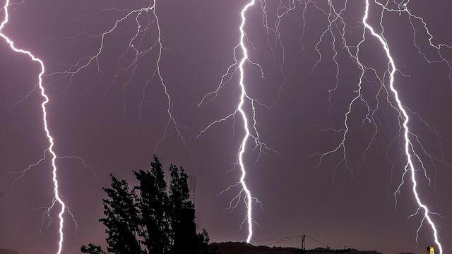 Casi 200 rayos iluminan la noche en Boimorto, Arzúa y Touro