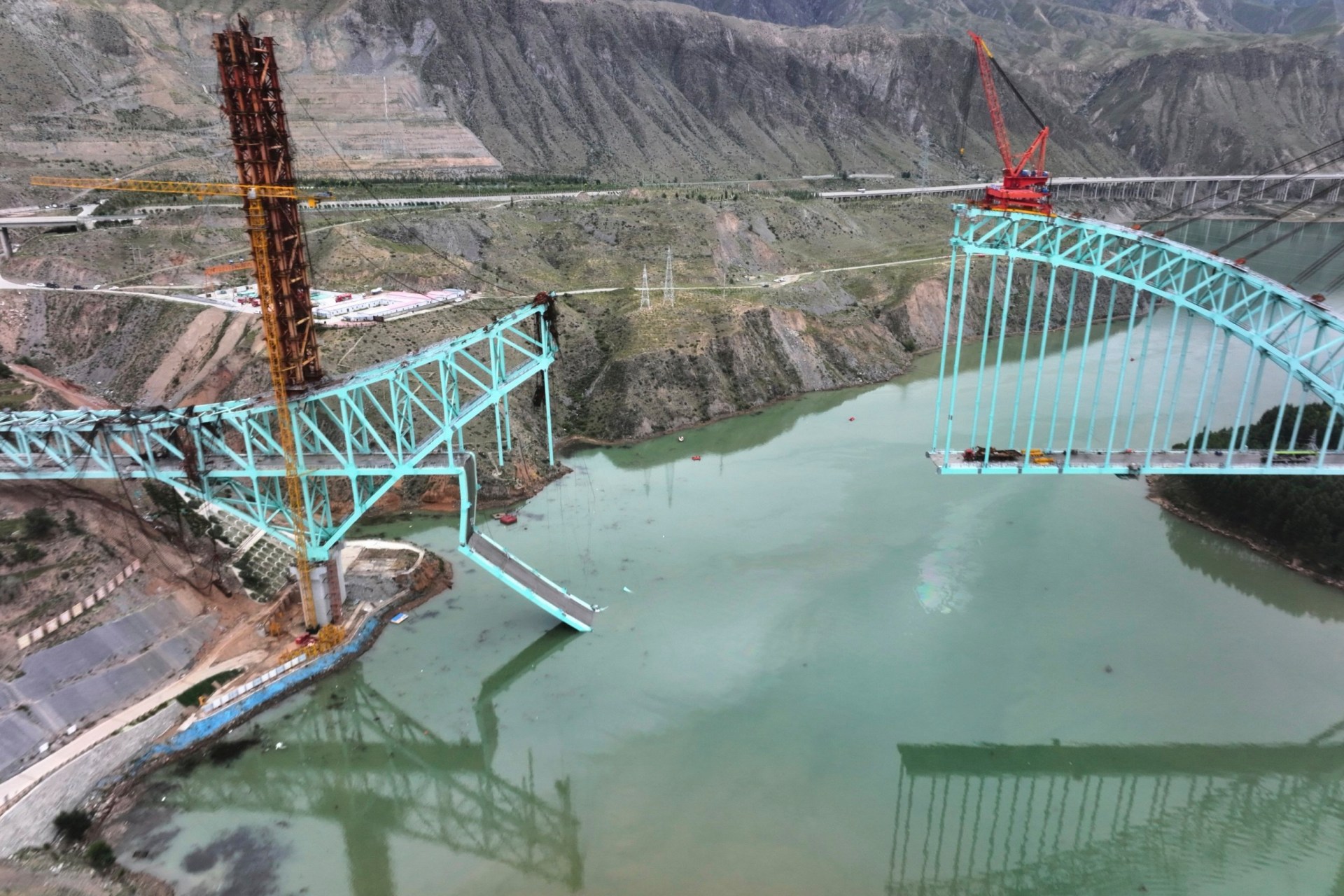 12 Dead as Railway Bridge Collapses in China's Qinghai