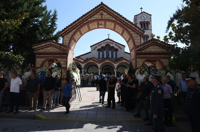 Σε βαρύ κλίμα το τελευταίο αντίο στον Απόστολο Βεσυρόπουλο