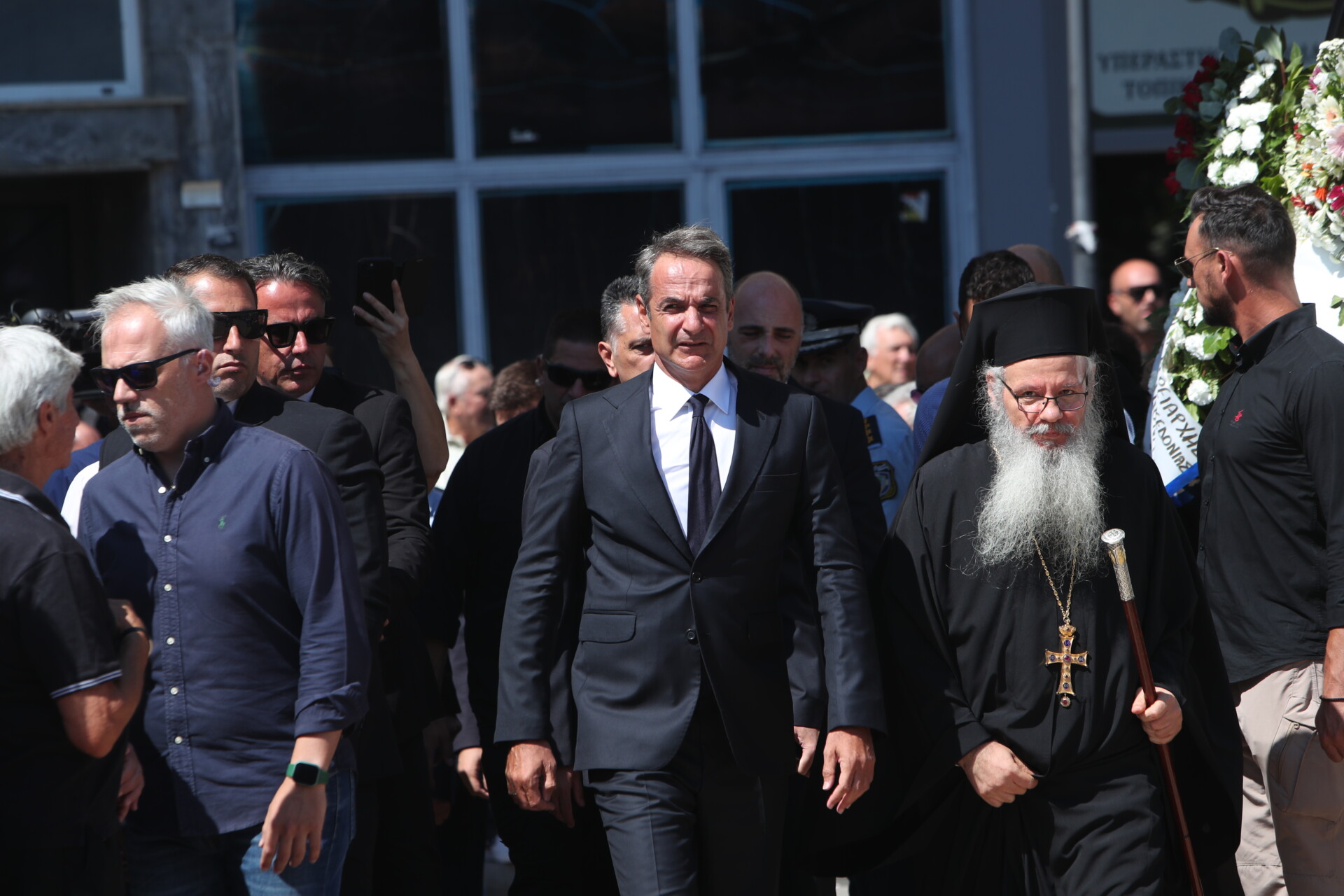 Στην κηδεία Βεσυρόπουλου ο Μητσοτάκης: Ψηλέ θα μας λείψεις, έφυγε το ...