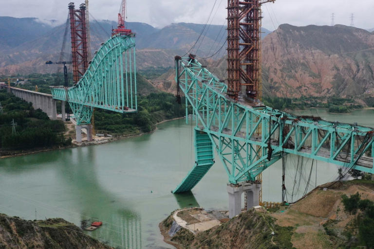 12 Dead as Railway Bridge Collapses in China's Qinghai