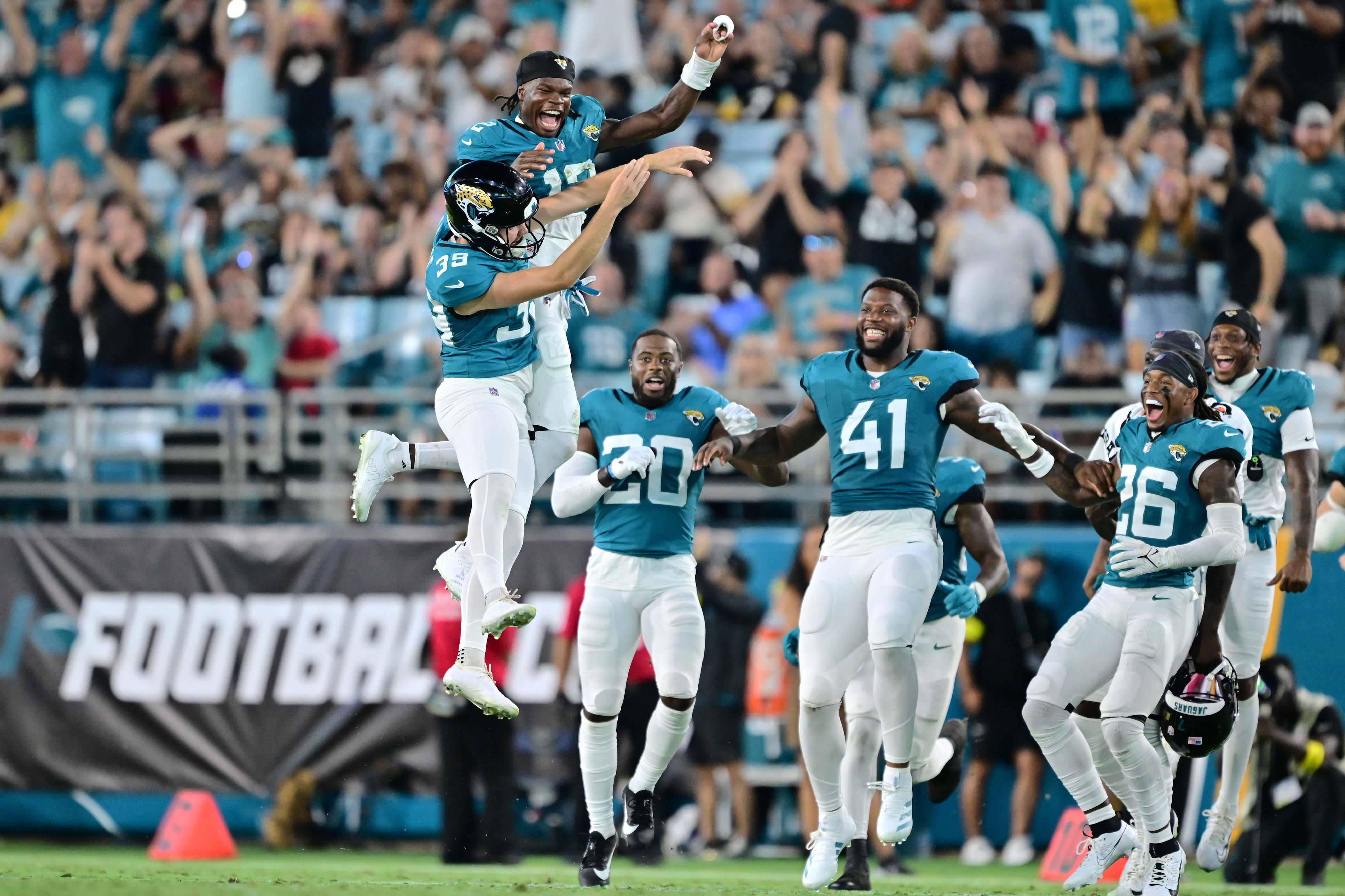 Titans at Jaguars: Predictions, picks and odds for NFL Week 18 game