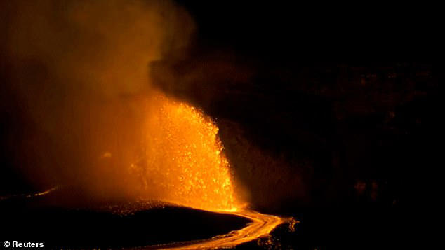 Dramatic moment Hawaii's Kilauea volcano shoots lava into the sky in ...