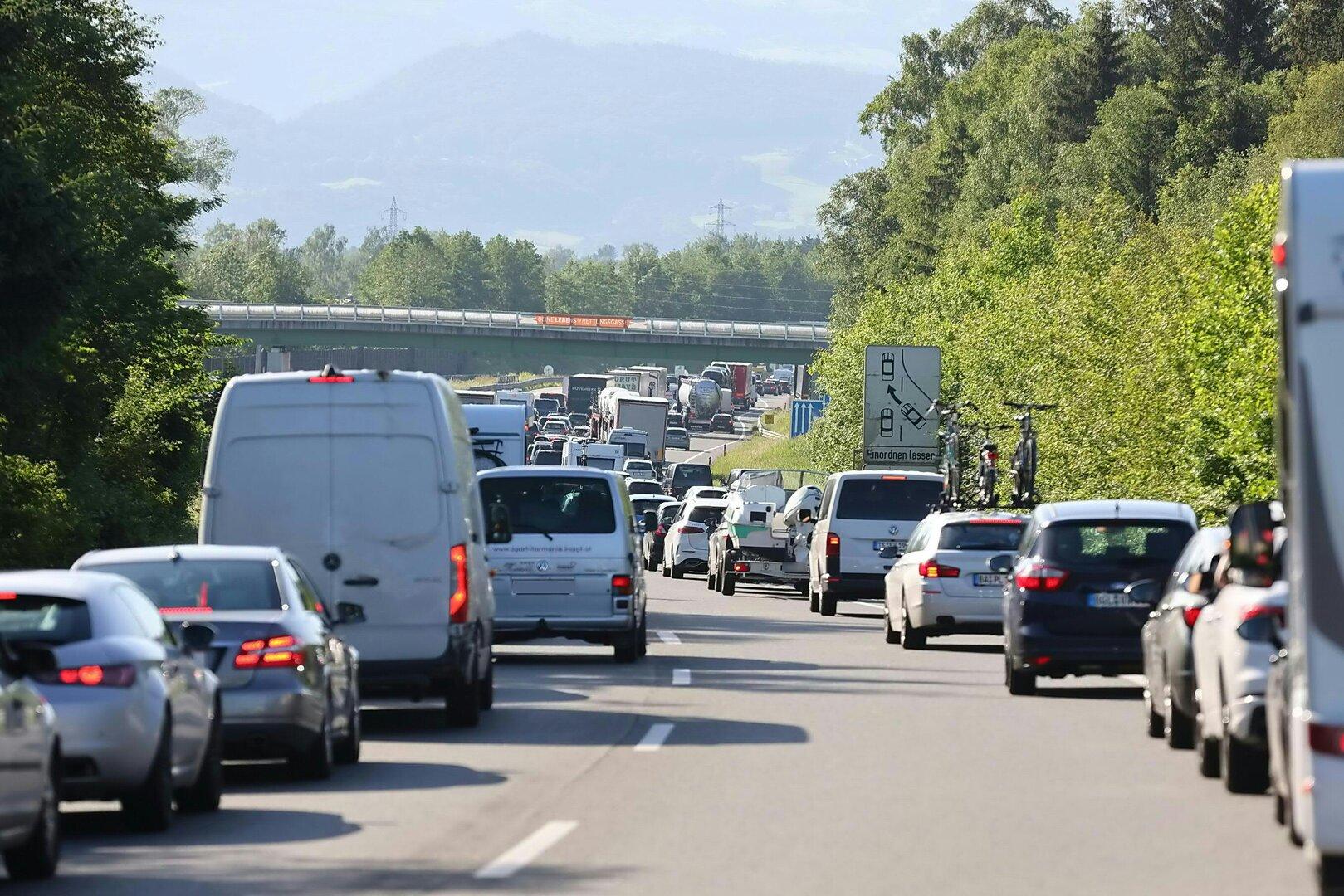 B68 Chaos Heute Massenunfall Sorgt Fur Kilometerlange Staus Was Ist Passiert