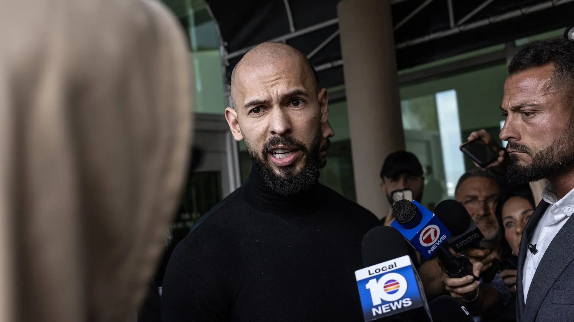 Andrew Tate processa Meta e TikTok e exige 100 milhões de dólares