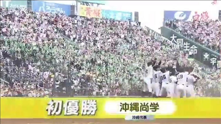 Het ongemak straalt ervan af: Jeff Bezos staat stijf op de dansvloer ...