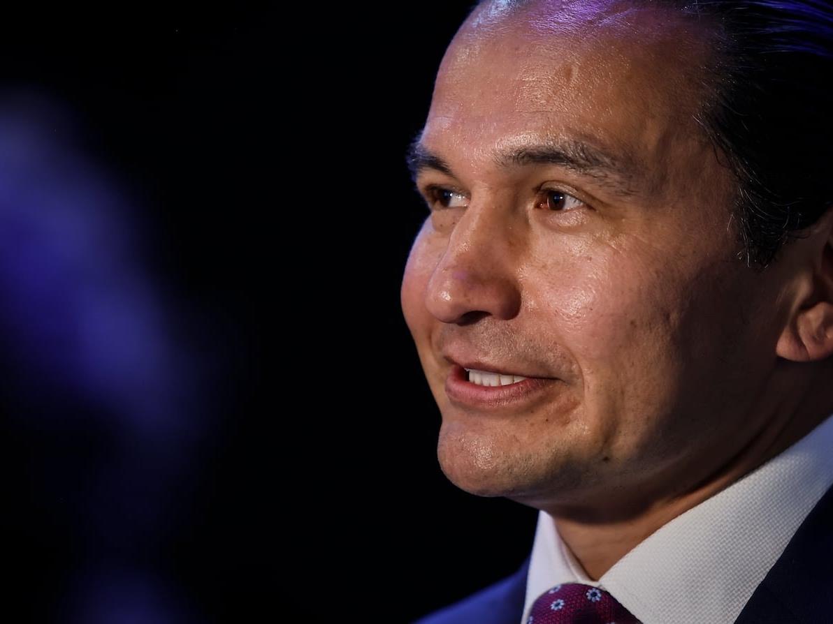 « Baisse-t-on les coudes? » : Wab Kinew remet en question le retrait ...