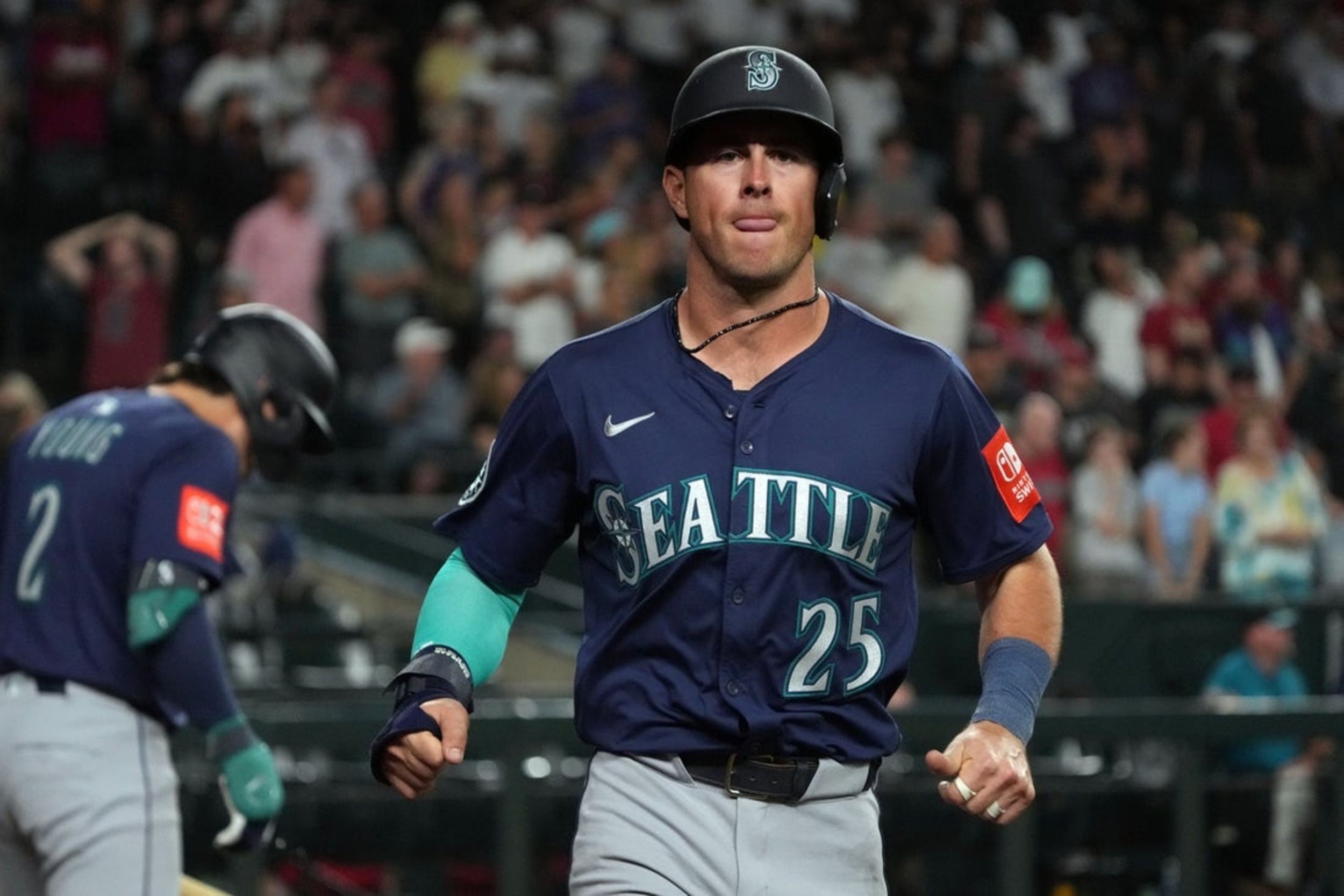 Mariners DFA UTIL Dylan Moore, activate OF Victor Robles