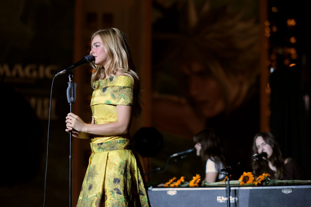 Addison Rae's Grammy Museum Performance Look Was Inspired by Vincent ...