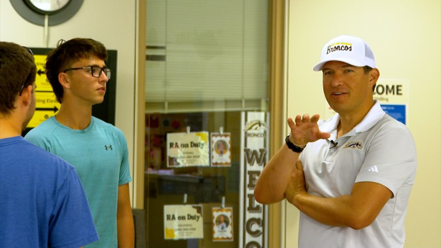 WMU president welcomes new students, tours his old dorm