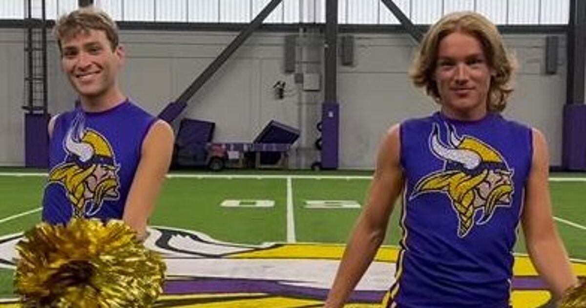 It’s showtime for Minnesota Vikings 2 male cheerleaders