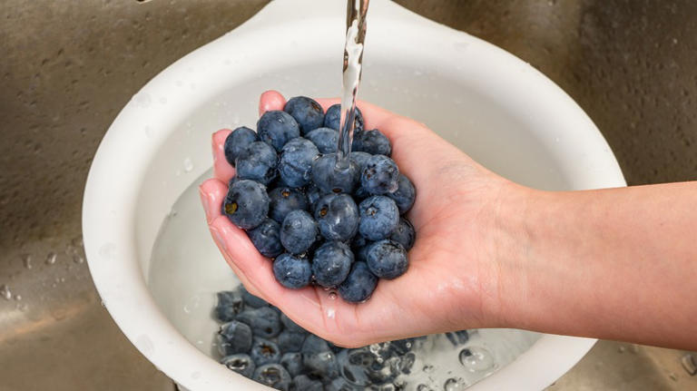 Washing Blueberries? Combine Water With This Pantry Staple