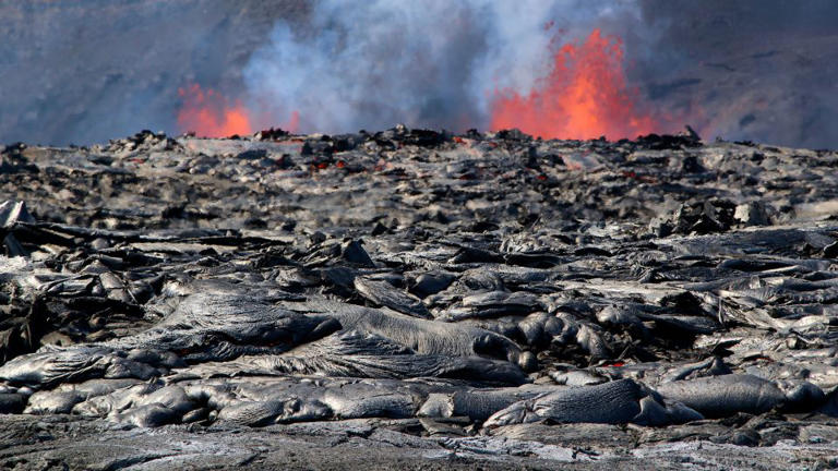 Kilauea’s eruption is back as the Hawaii volcano shoots lava for the ...