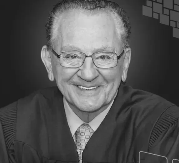 Falece aos 88 anos Frank Caprio, juiz americano famoso por sua justiça ...