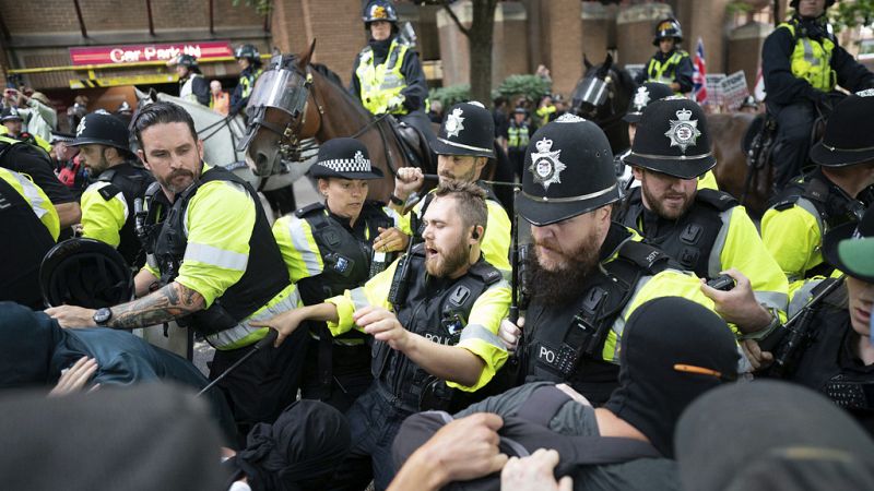 Protests in UK against asylum seeker housing continue, counter-protests ...