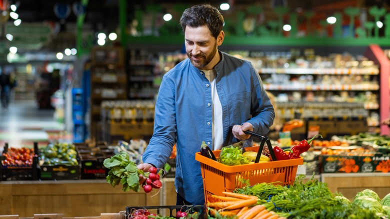 Why You Should Avoid Buying Produce At This Type Of Grocery Store