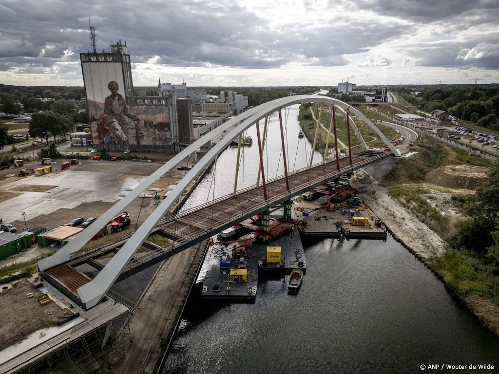Plaatsing 140 meter lange brug bij Lochem voltooid