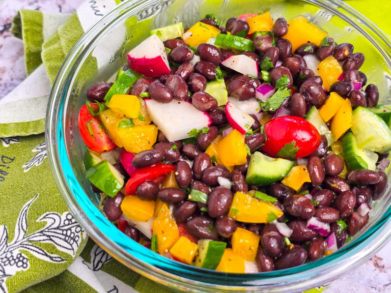 Black bean salad with vegetables and vinaigrette