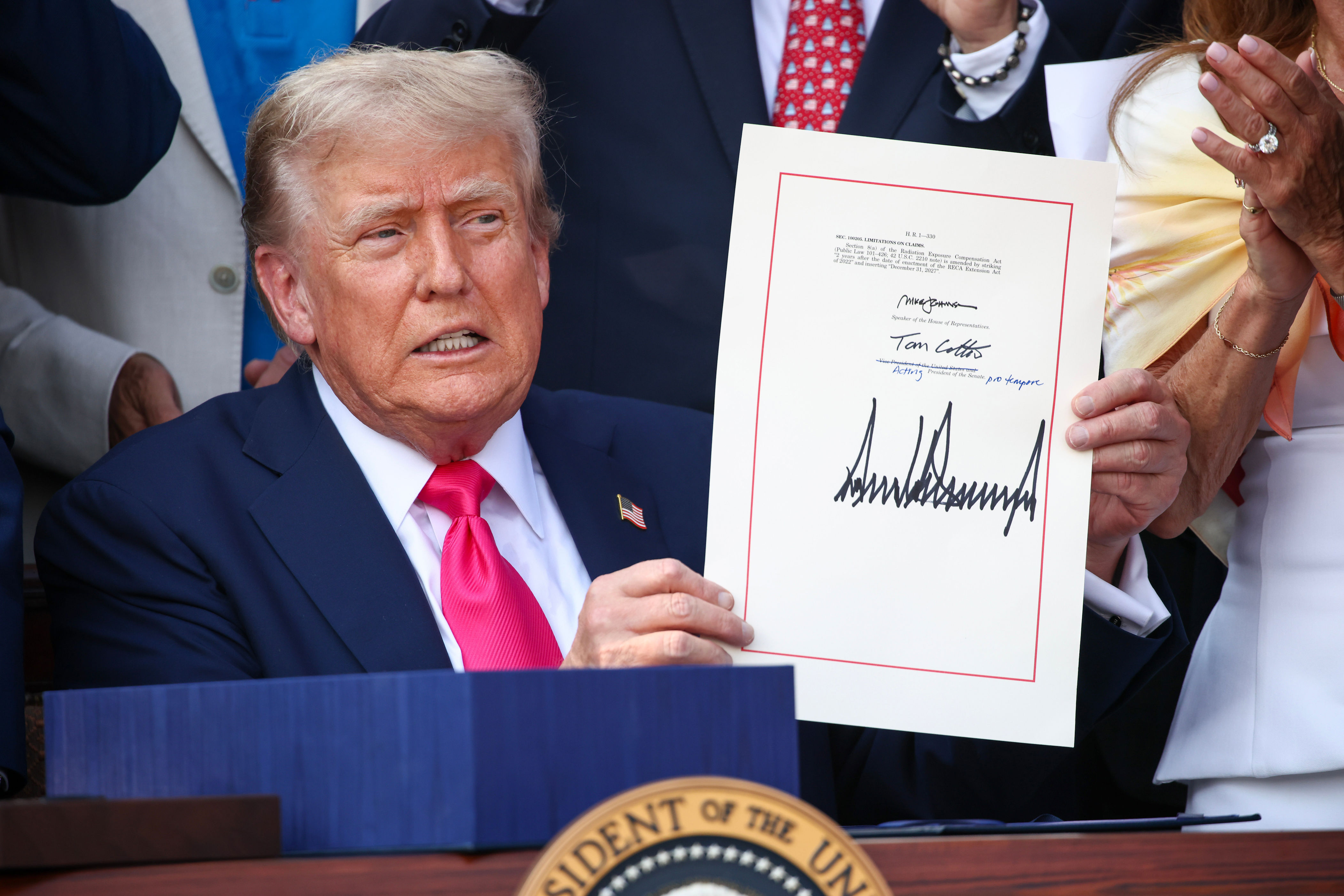 Melania Trump’s very presidential signature on letter to Putin sparks ...