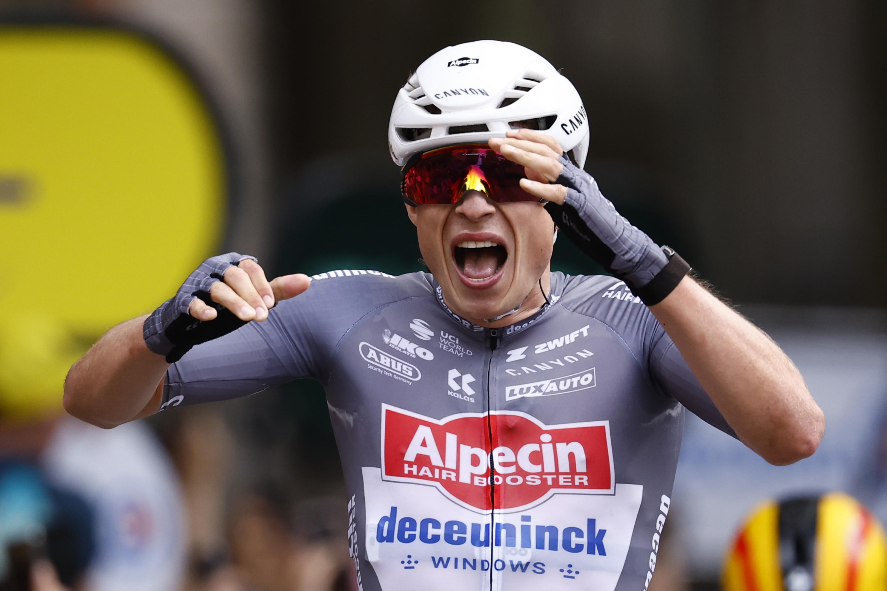 Vuelta: Philipsen vince la prima tappa