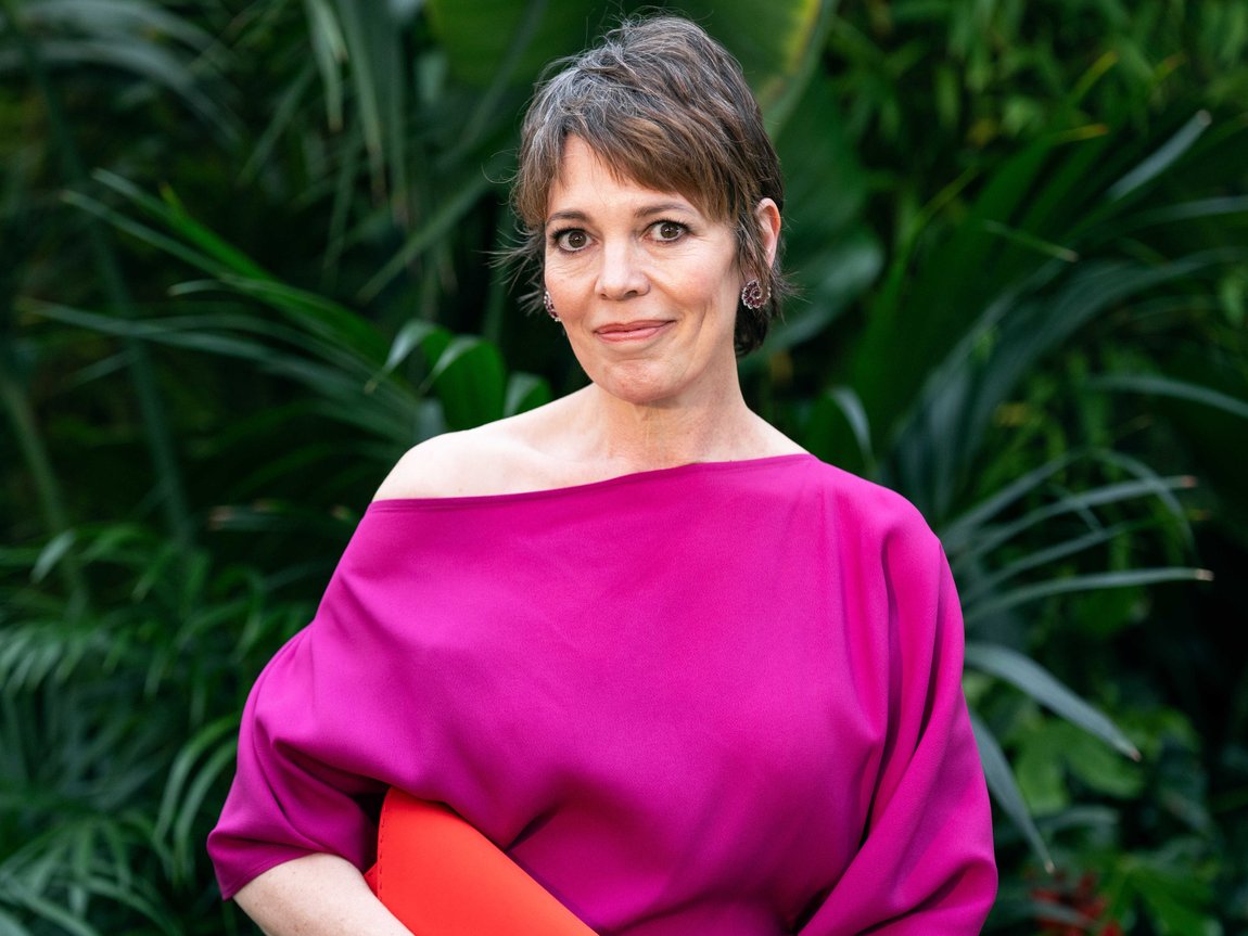 Olivia Colman Hides Her Oscar