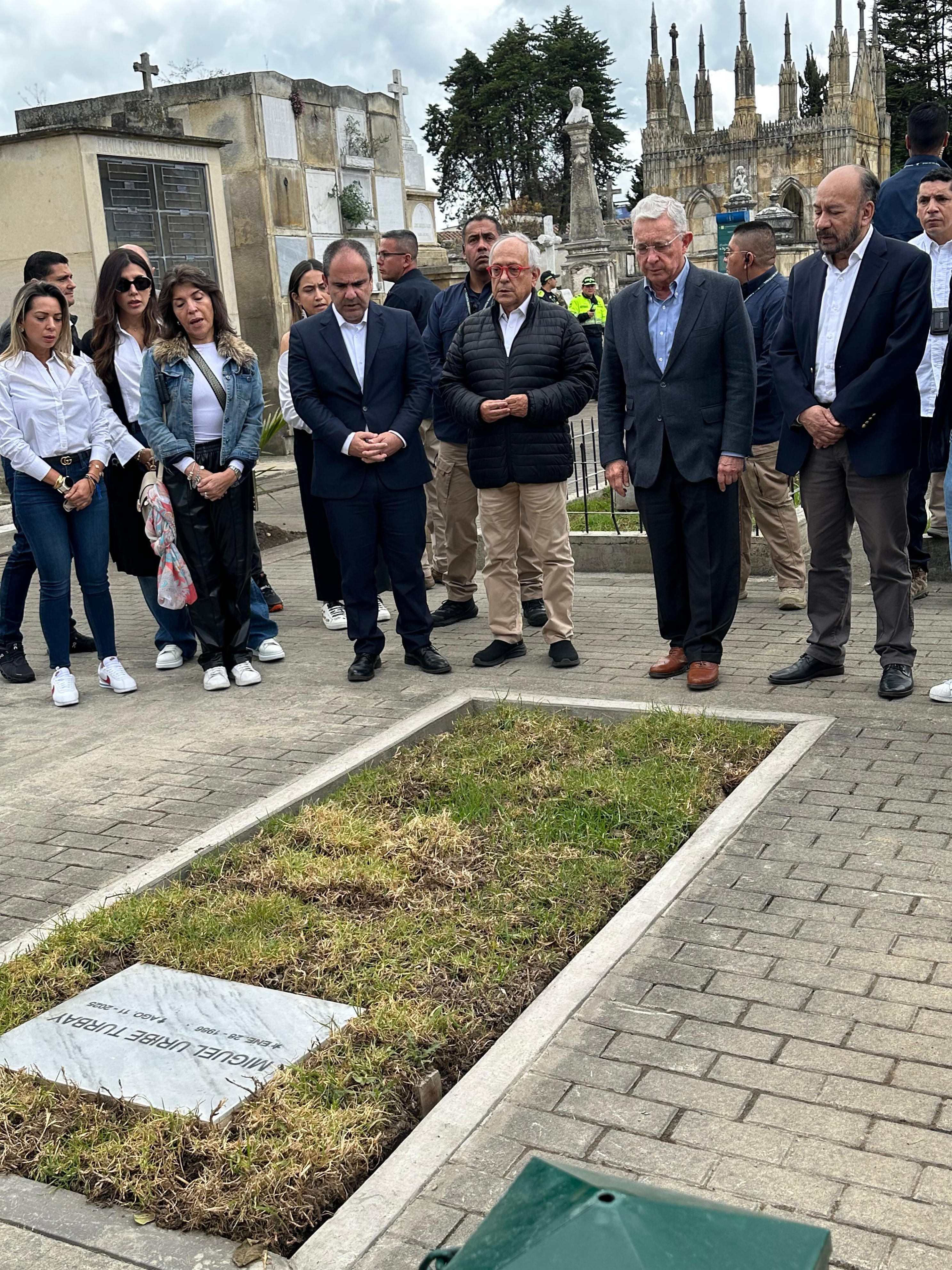 Expresidente Álvaro Uribe visitó la tumba de Miguel Uribe Turbay, tras ...