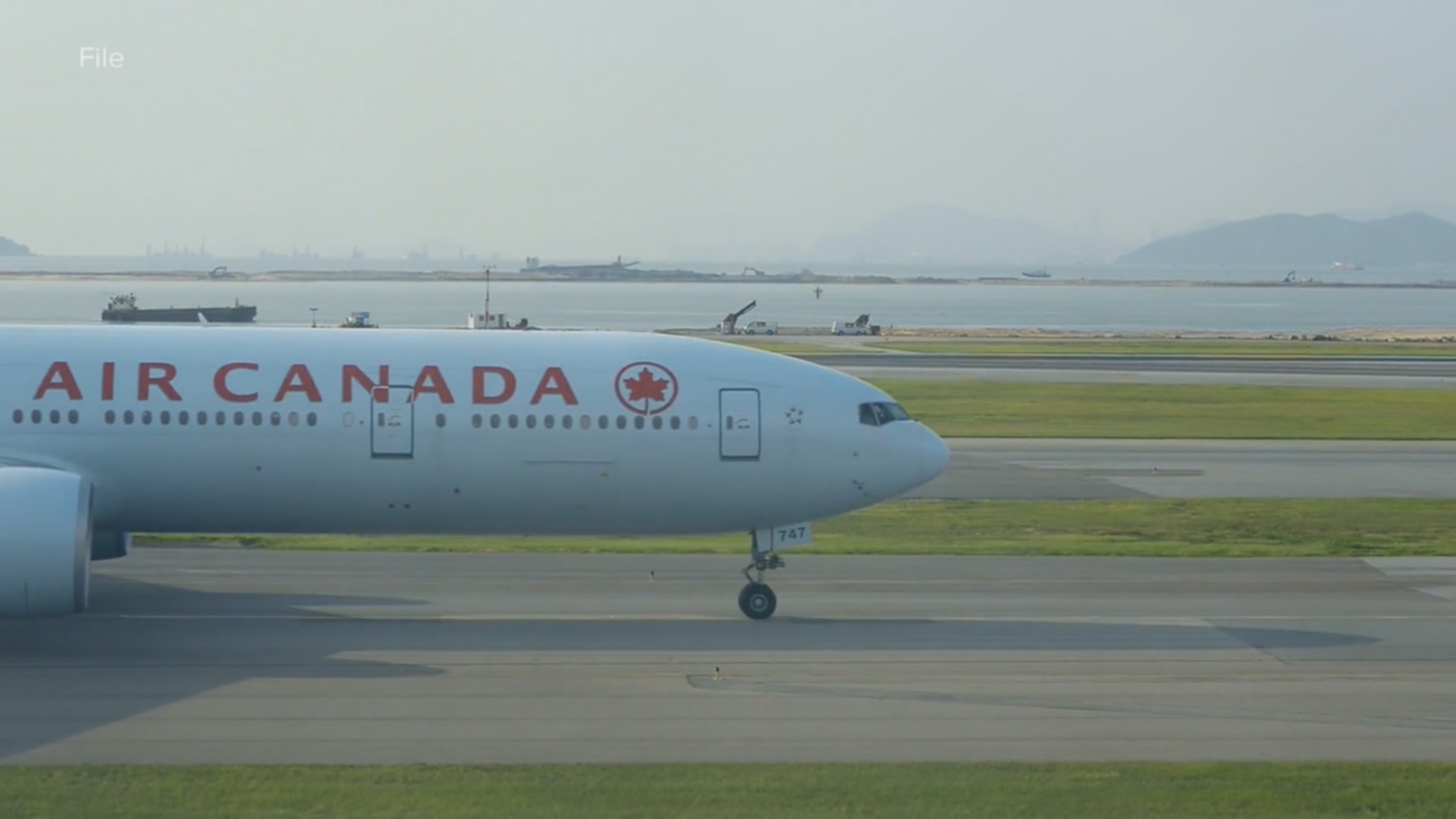 Air Canada jet makes emergency landing in Chicago