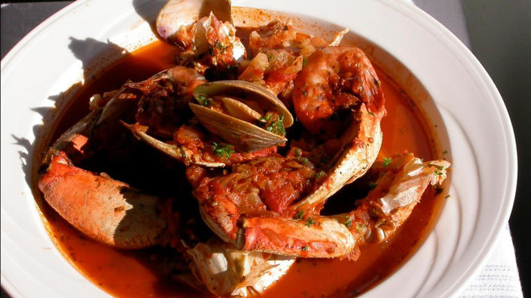 This California Tavern Was Featured On Diners, Drive-Ins And Dives, But ...