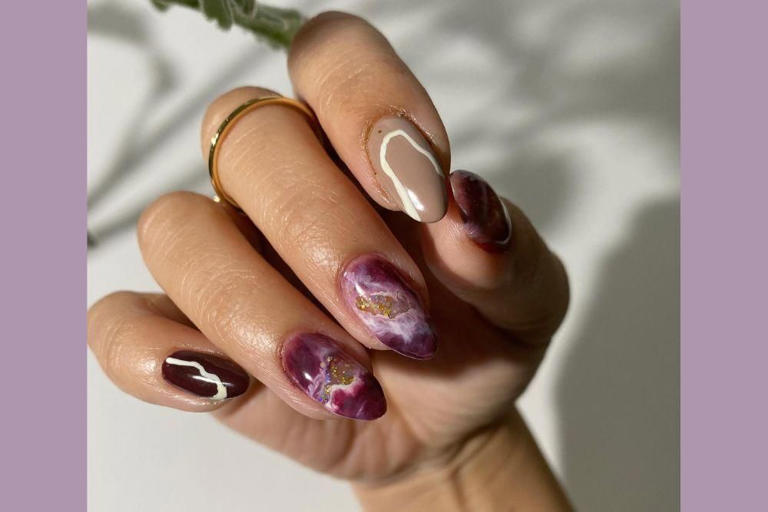 7 Nail Art Maroon Motif Buat Tampilan Lebih Elegan