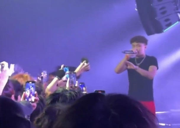 Rapper Trung Quốc dừng biểu diễn, giúp fan nữ bắt kẻ quấy rối tình dục