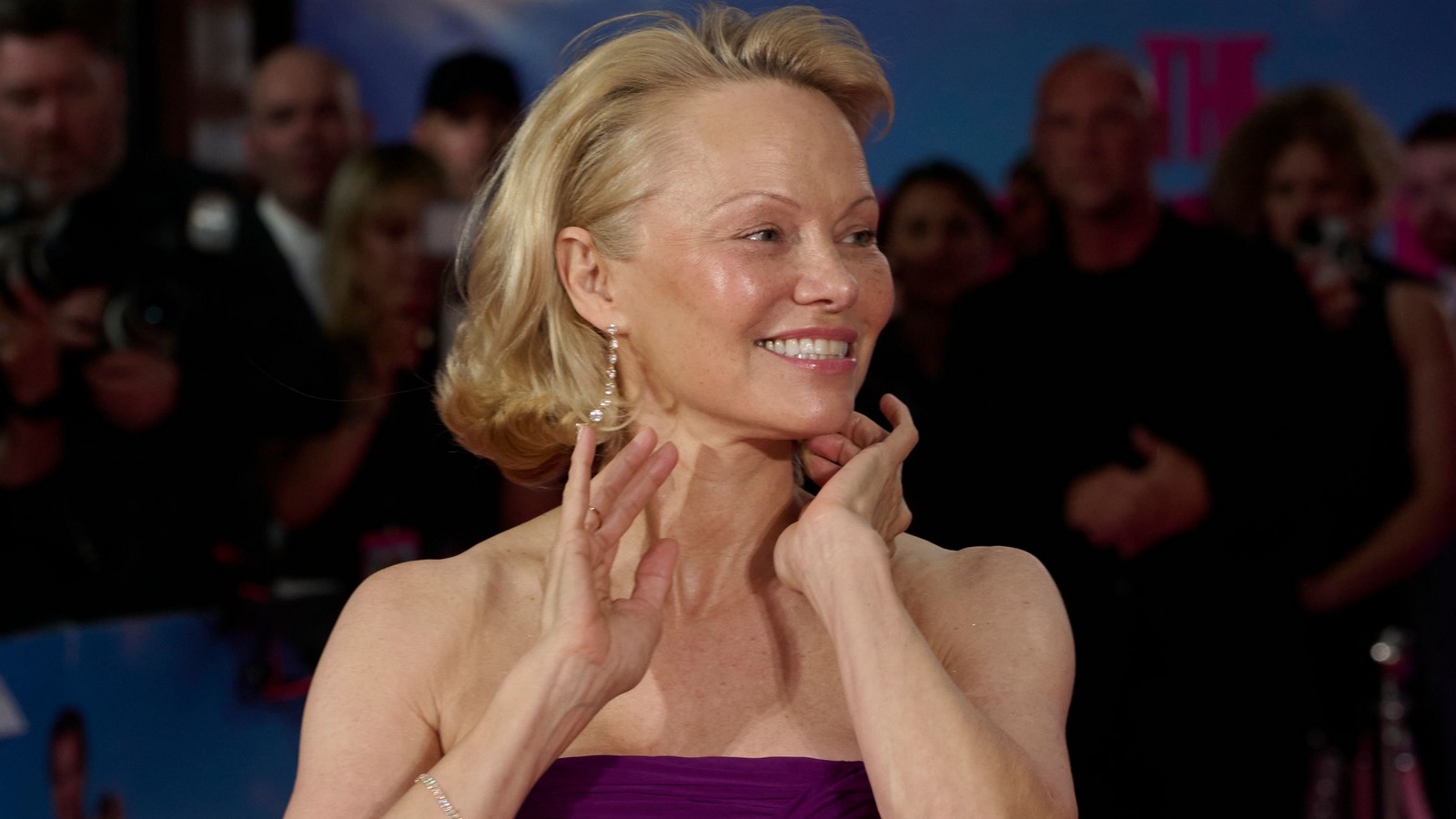 Pamela Anderson marche sur les plates-bandes de Meghan Markle et se ...