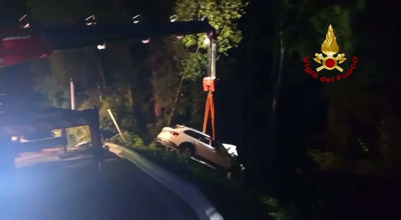 Incidente a Nevegal: auto precipita nella scarpata finisce contro un ...