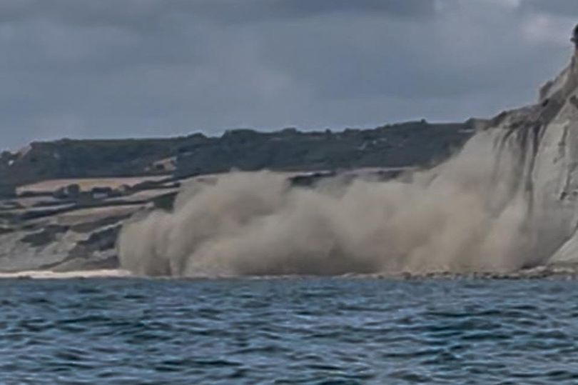 Kayaker captures dramatic cliff collapse at popular beach